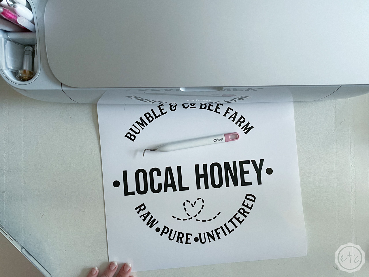 DIY Bumble Bee Farm Sign for Spring - Happily Ever After, Etc.